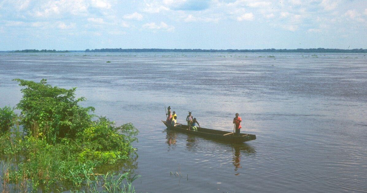 Congo 70 Impfondo pirogue sur l'Oubangui , Après la... - Geo.fr