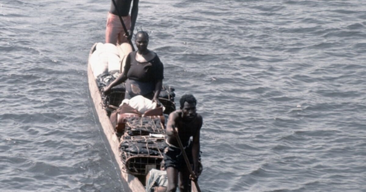 Congo 70 D'Impfondo à Brazzaville l'accostage des pirogues... - Geo.fr