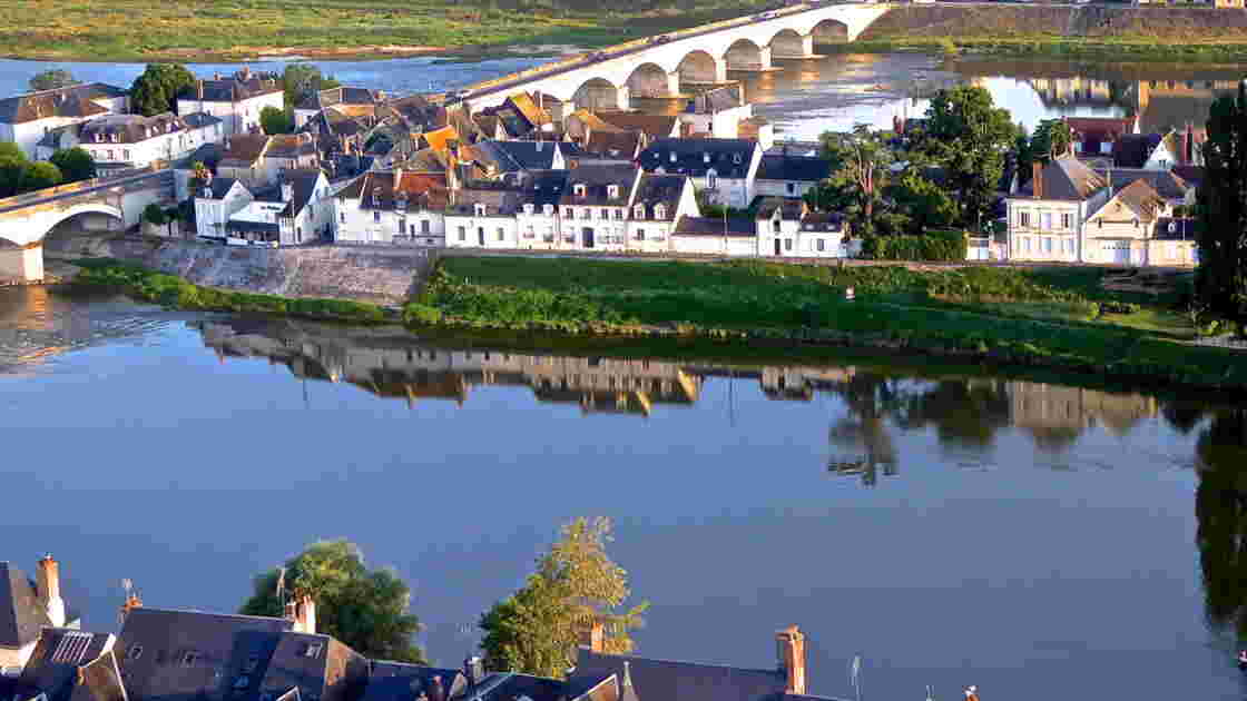 La Loire, "fleuve royal", vue d'en haut, Amboise est... - Geo.fr