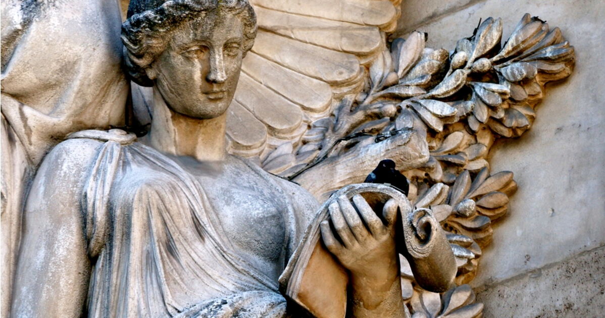 l Ange de l Opera de Paris, L ange tient un parch1 - Geo.fr