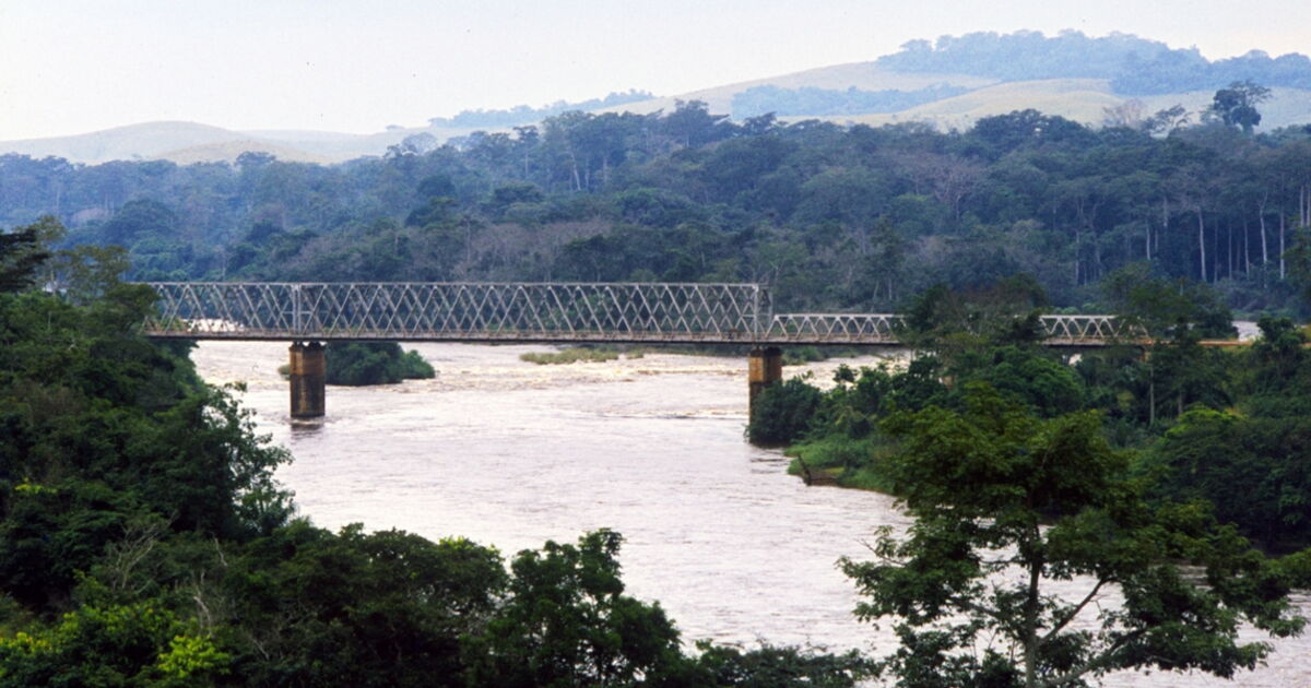 Congo 70 Les rapides de la Louessé près de Makabana... - Geo.fr