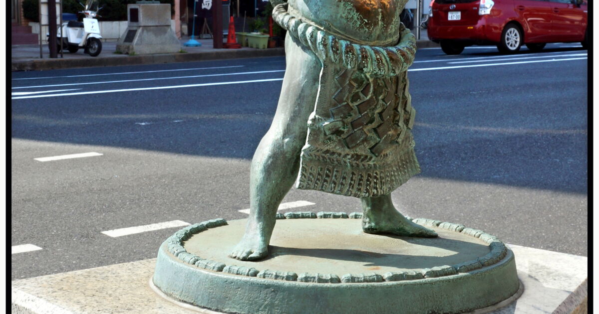 Tokyo - Ryogoku - Statue de Yokozuma dans Kokugik1 - Geo.fr