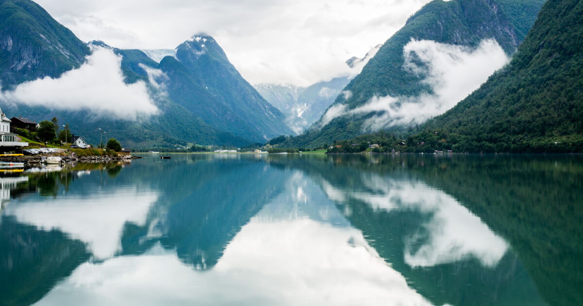 Fjærlandsfjorden, Le Fjord de fjærland reflétant les... - Geo.fr