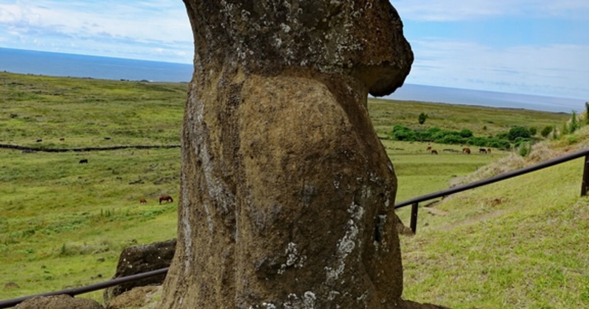Ile de Pâques Rano Raraku Moai Tukuturi 1, À l'extrémité... - Geo.fr