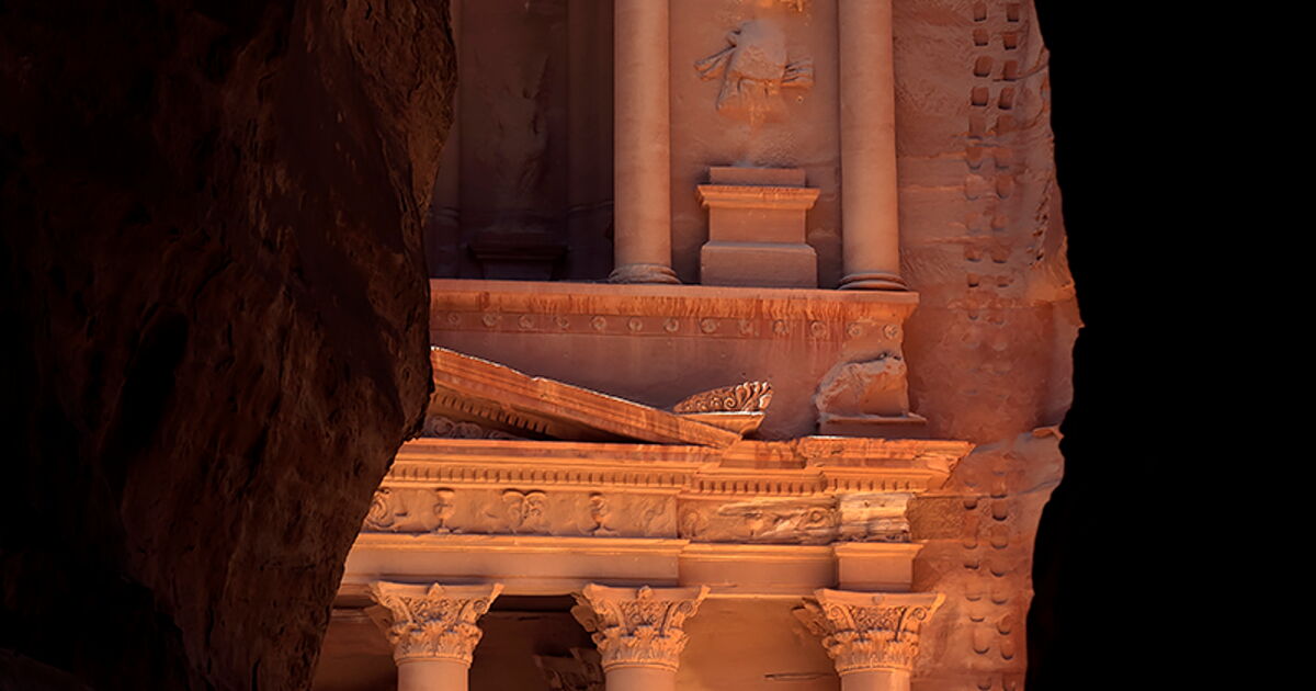 Petra , Stunning Petra through the rocks - Geo.fr