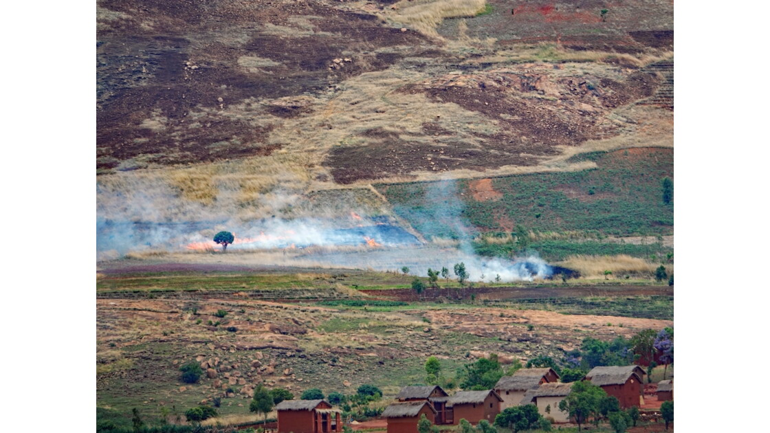 Madagascar RN 7 Entre Ihosy et Ambalavao Feu de brousse... - Geo.fr