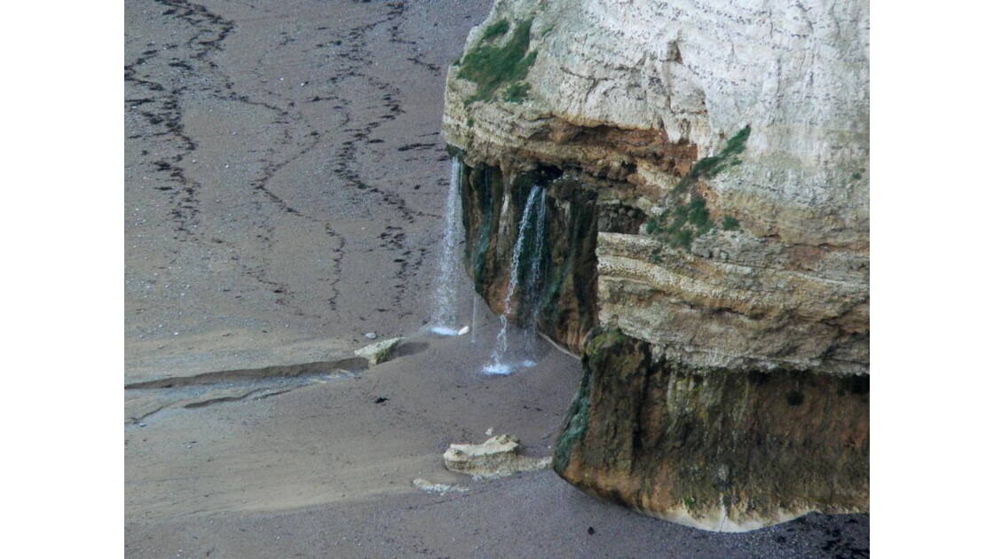 Les pisseuses, Source sortant de la falaise. Vue de... - Geo.fr