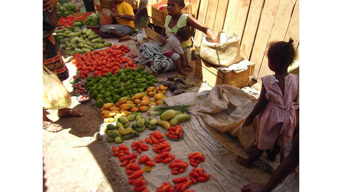Marché de Mahabibo a Majunga, La place est rare, tout... - Geo.fr