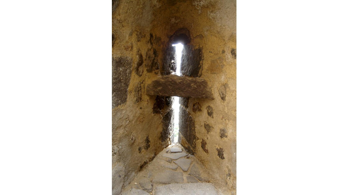 Meurtrière, Une meurtrière (ou archère, archière, ainsi... - Geo.fr