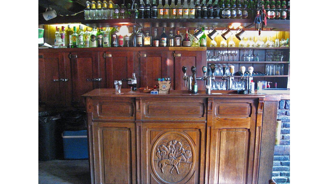 Le bar ancien de la taverne , Cette taverne appartient... - Geo.fr
