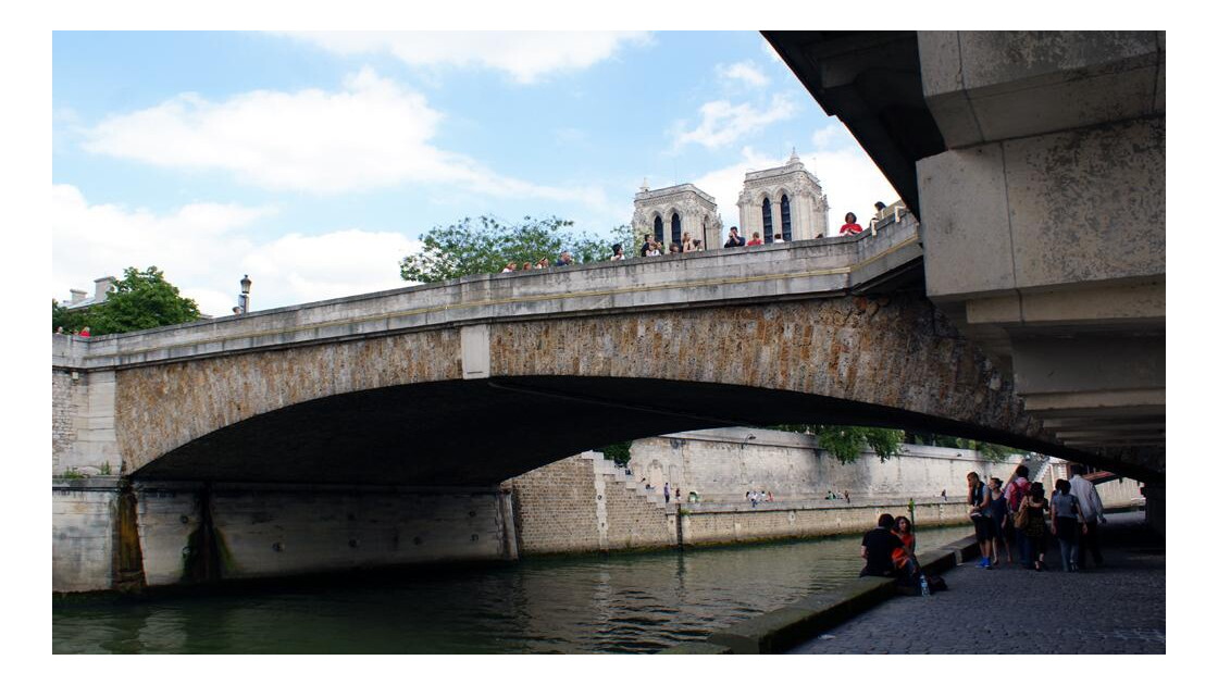 Le Petit pont, Le Petit Pont possède une voûte et des... - Geo.fr