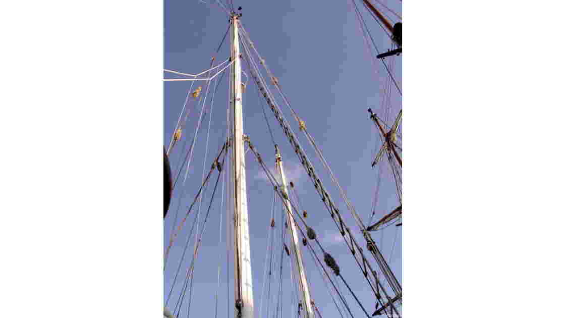 22 Haubans, Les 22 haubans ancrés au pylône - Geo.fr