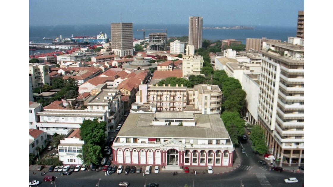 Place de l'Indépendance à Dakar, Au premier plan, le... - Geo.fr