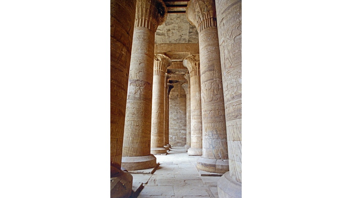 Edfou temple d'Horus Salle hypostyle 2, L’immense temple... - Geo.fr