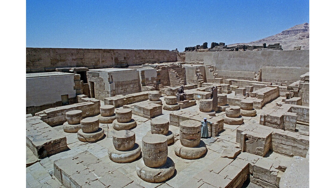 Medinet Habou salle hypostyle 2, Face à Louxor sur... - Geo.fr