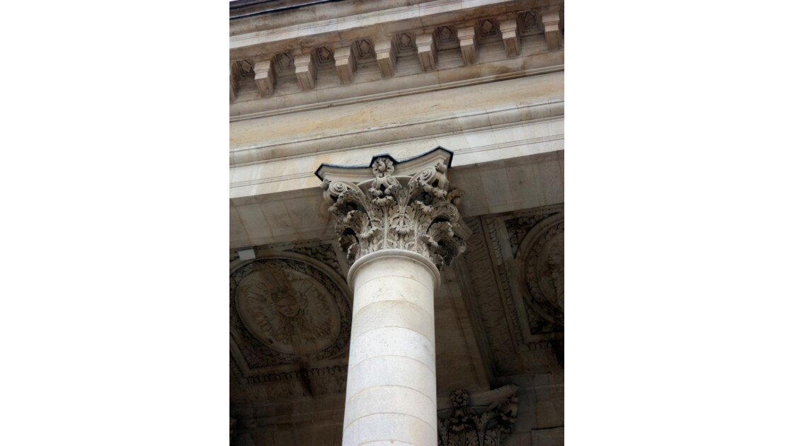 Colonne corinthienne, Détail de la façade du Grand... - Geo.fr