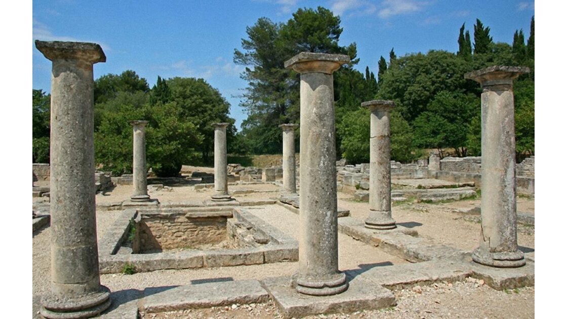 glanum, Au pied des Alpilles, sur la commune de Saint-Rémy-de-Provence ...