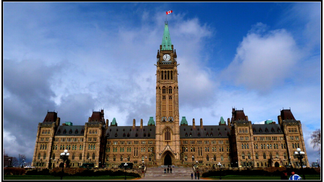 Le parlement Canadien d'Ottawa, La silhouette massive... - Geo.fr