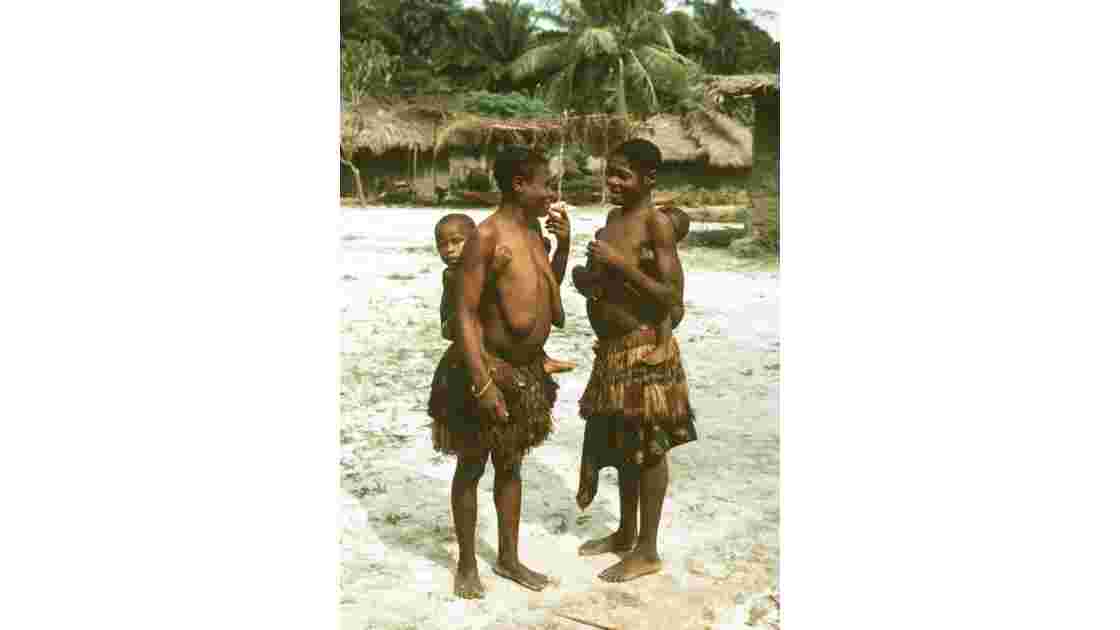 Congo 70 Femme Pygmée sur la Motaba 1, Peuple de chasseurs-cueilleurs ... Congo 70 Femme Pygmée sur la Motaba 1, Peuple de chasseurs-cueilleurs ...