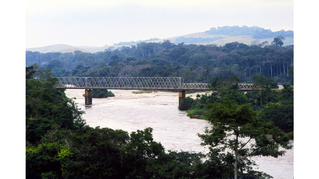 Congo 70 Les rapides de la Louessé près de Makabana... - Geo.fr