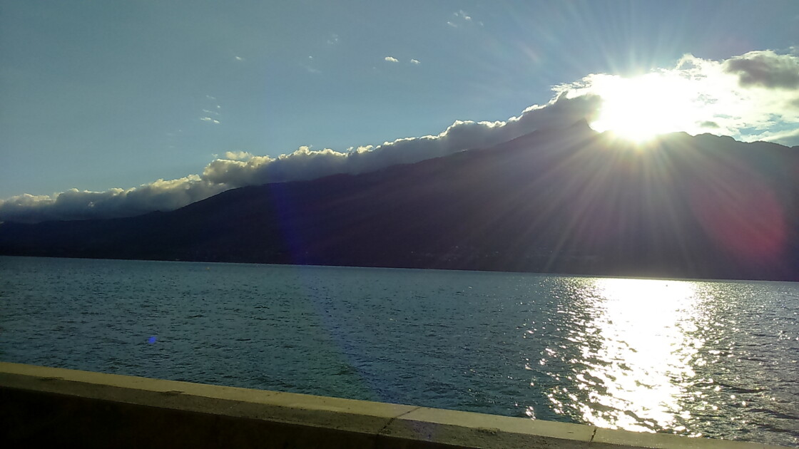 LAC AIX LES BAINS, Le soleil scintille sur l'eau bleue - Geo.fr