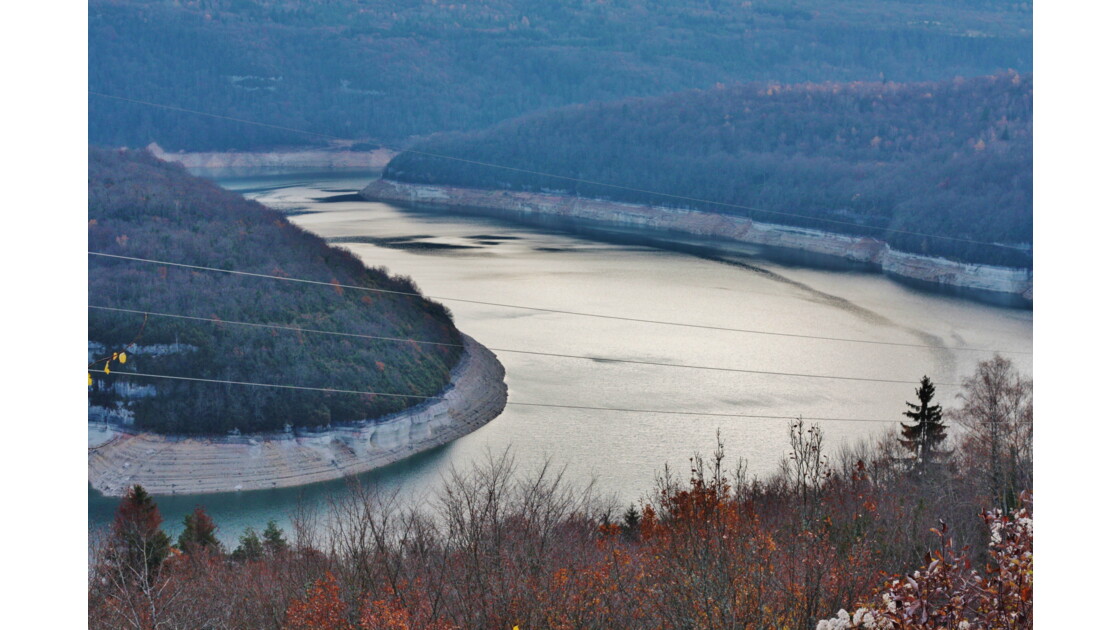 Méandre, La rivière de l'Ain réalise des zigzags avant... - Geo.fr
